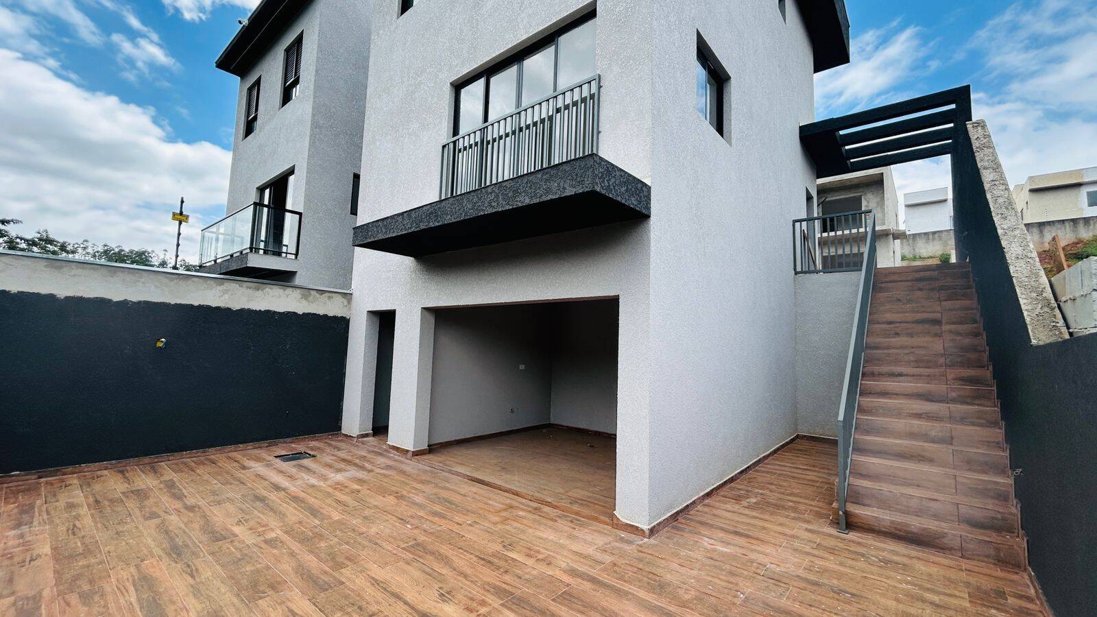 Sobrados de Alto Padrão em Condominio Fechado Portal dos Ipês 3!